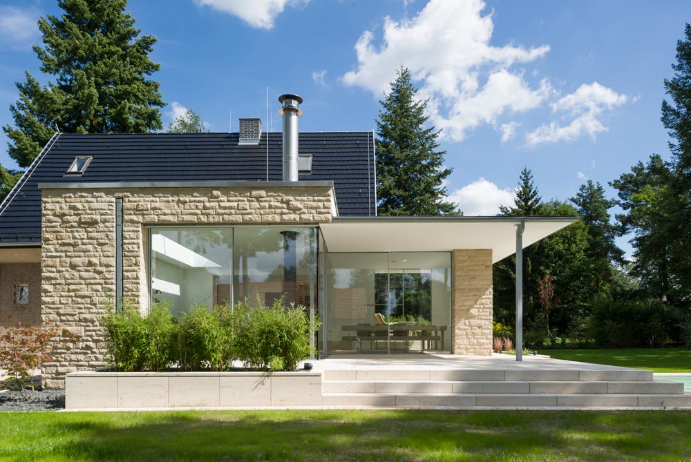Moderner Anbau an ein Einfamilienhaus